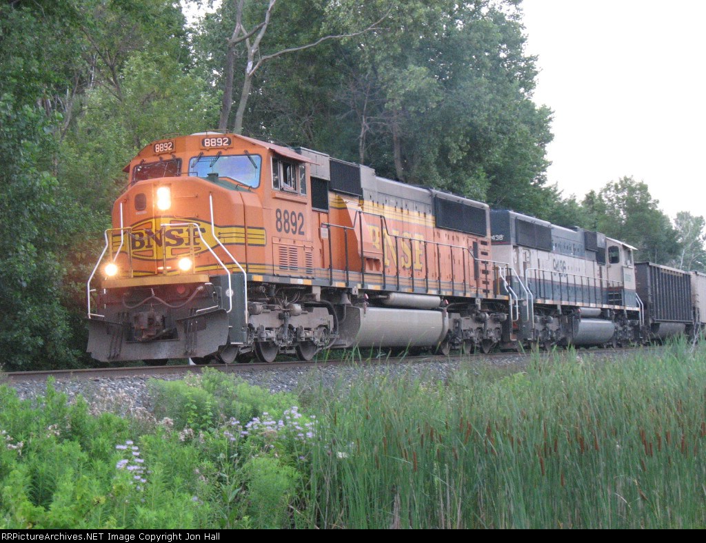BNSF 8892 & 9436 pulling up to the holding point with E949